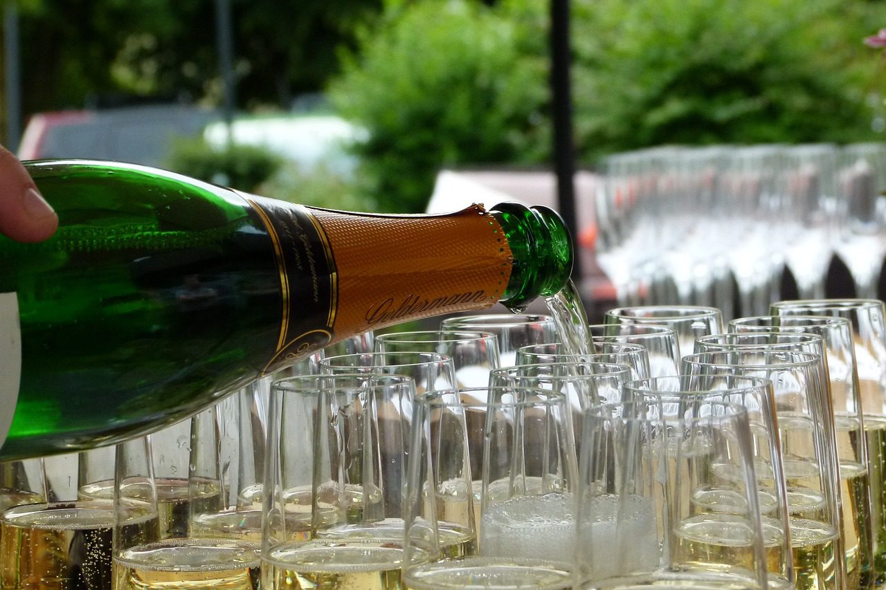 Difference Between Sparkling, Champagne, And Frizzante - GastroVino Academy